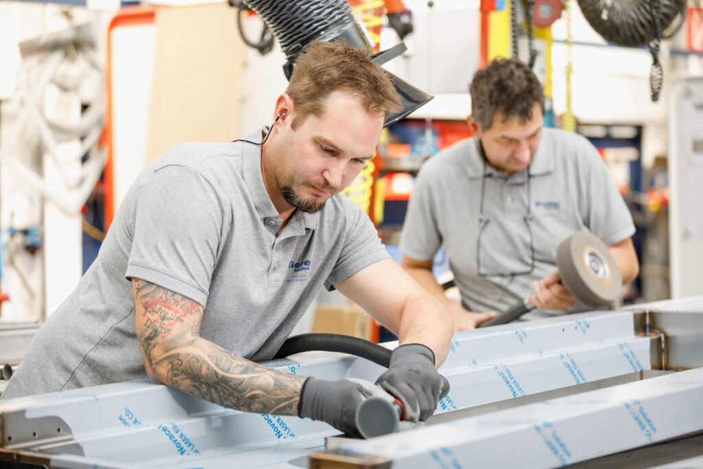 Unternehmen - Innovation seit 40 Jahren | Kiefer technic